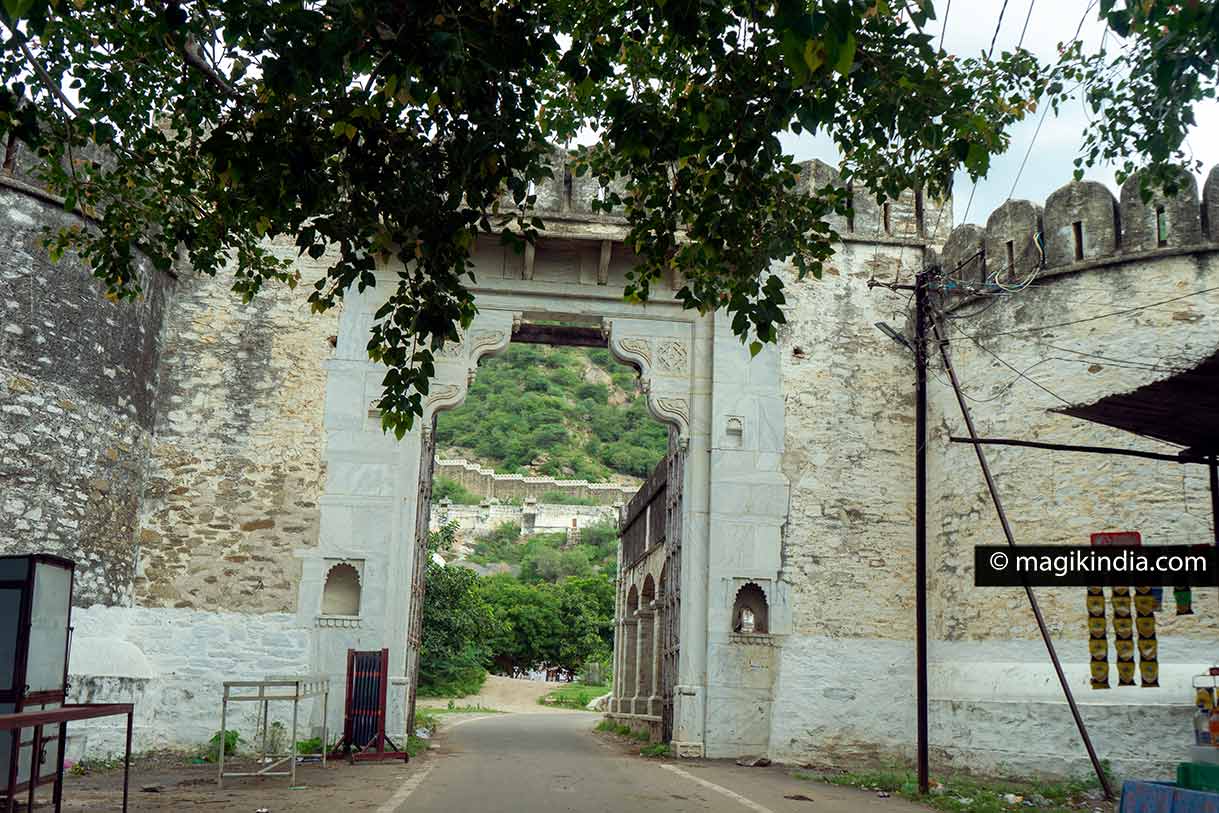 Sarneshwar Mahadev, le temple fort de Sirohi - MAGIK INDIA