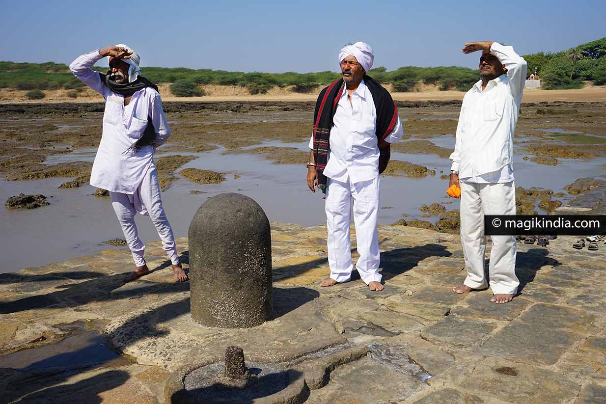 A day at Pingleshwar Mahadev temple - MAGIK INDIA
