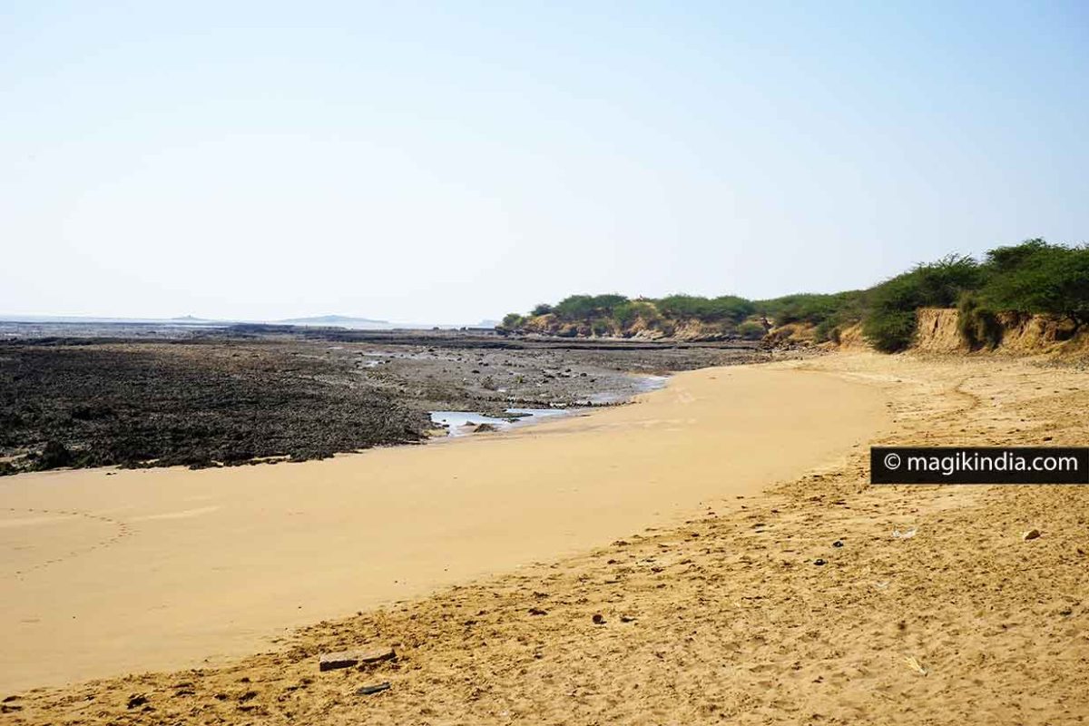 A day at Pingleshwar Mahadev temple - MAGIK INDIA