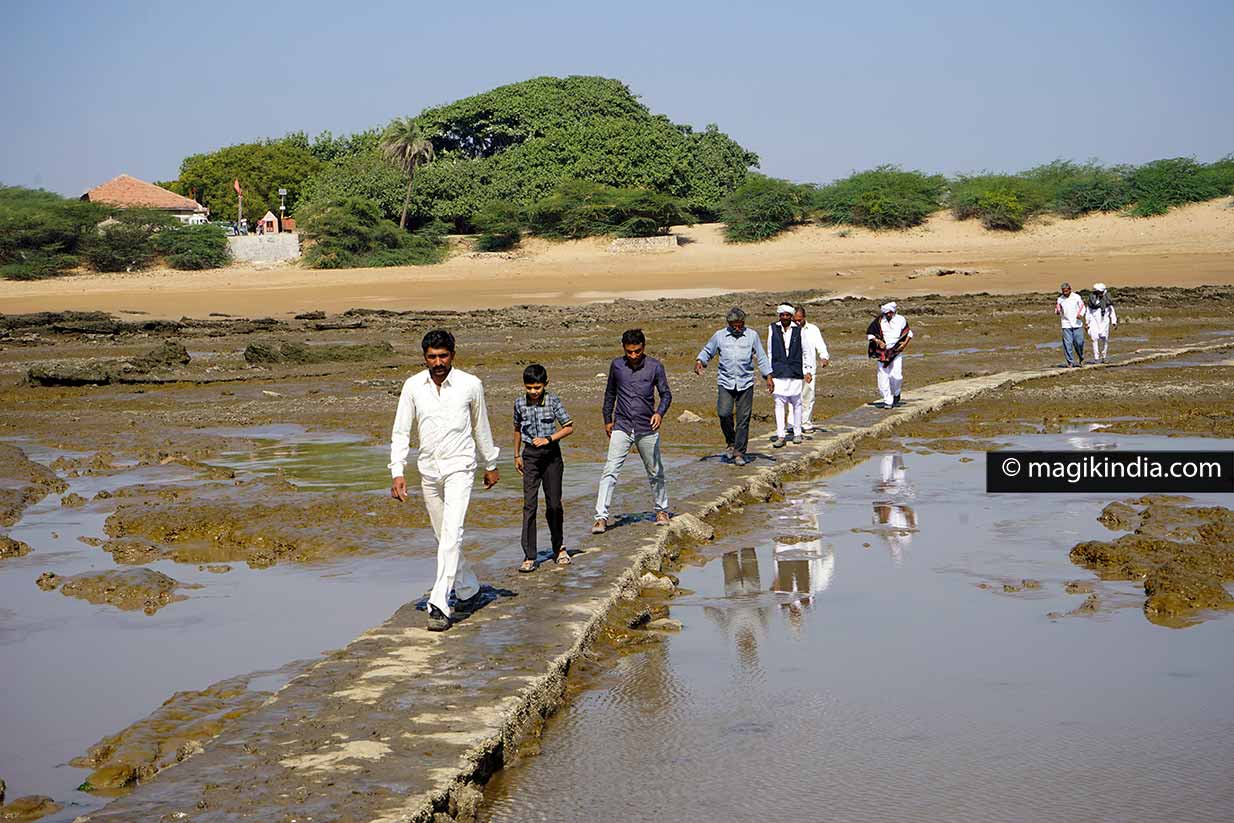 A day at Pingleshwar Mahadev temple - MAGIK INDIA